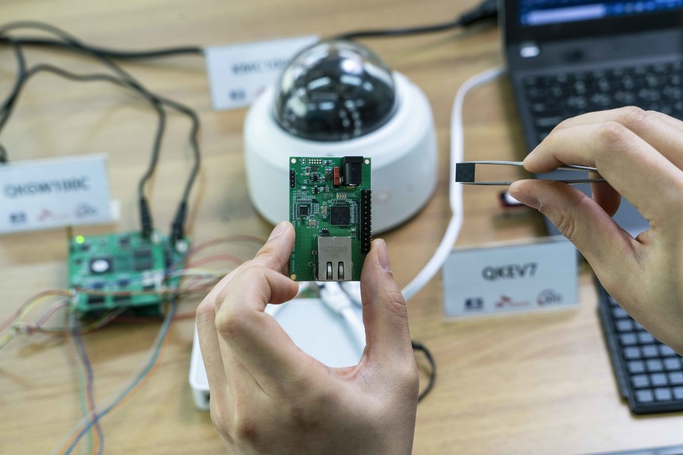 SKT, 양자난수생성기(QRNG)-암호통신 원칩화…양자암호원칩 첫 공개