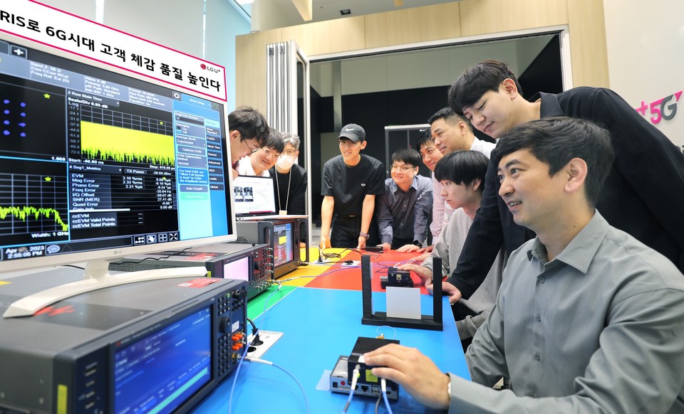 LGU+, 6G 주파수 커버리지 확장 기술 ‘RIS’ 실증 성공